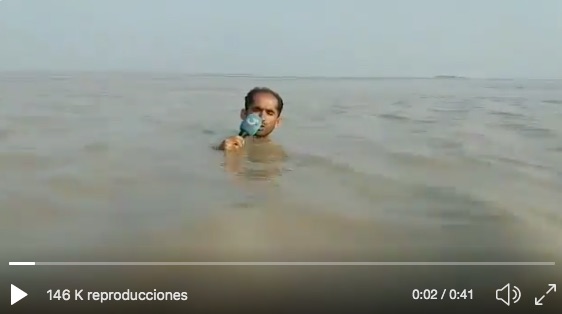 A reporter covers the floods in neck-deep water - Virality